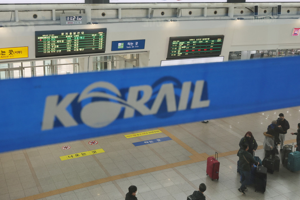 ‘국민의 발’ KTX 19살 생일… 9억 6000만명 싣고 달렸다